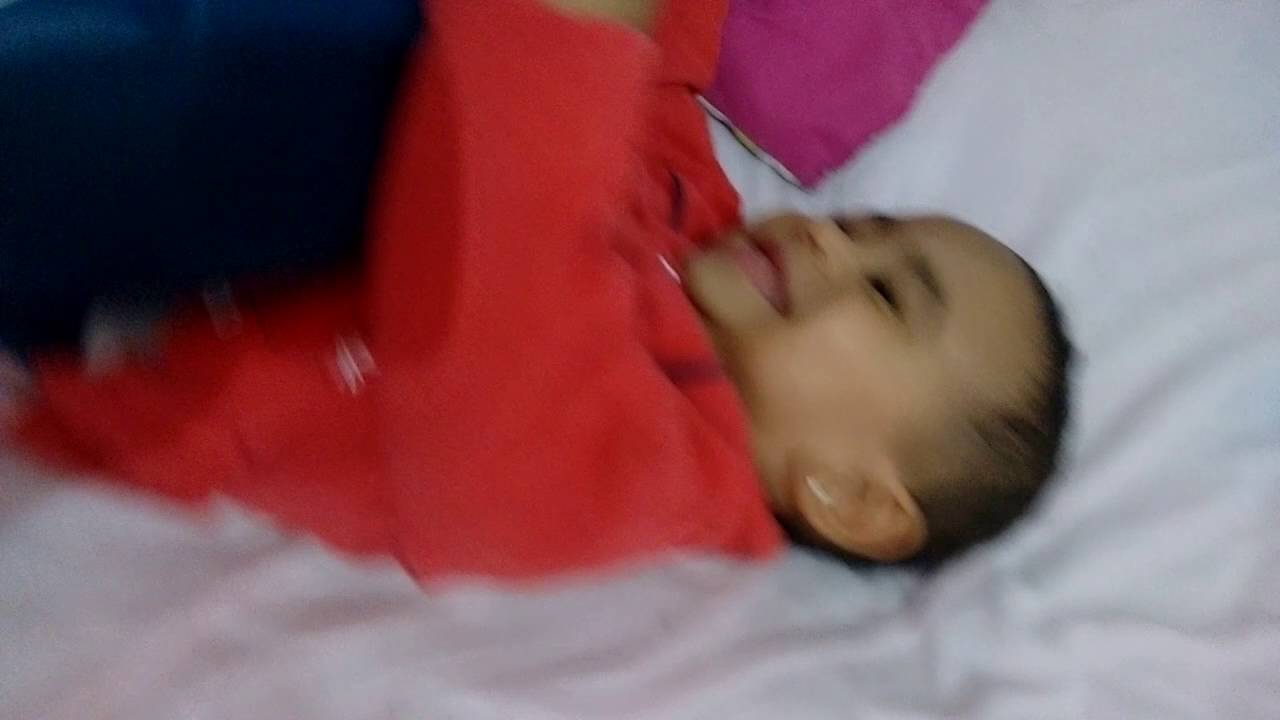 Neném brincando com a chave - YouTube