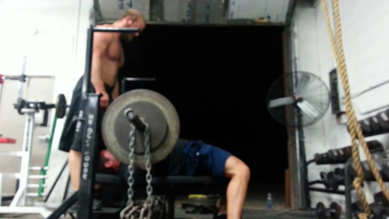 Benching with chains - YouTube