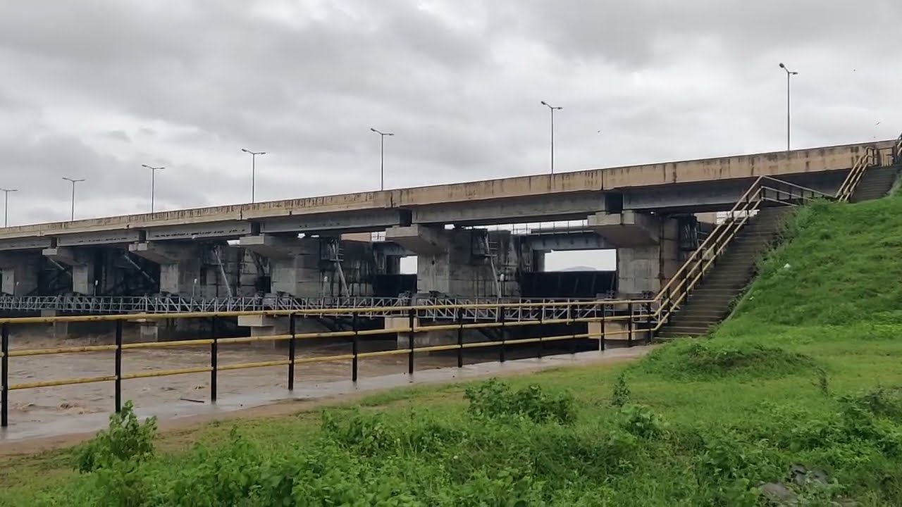 Sripada yellampalli project# Huge flood water released Gates. - YouTube