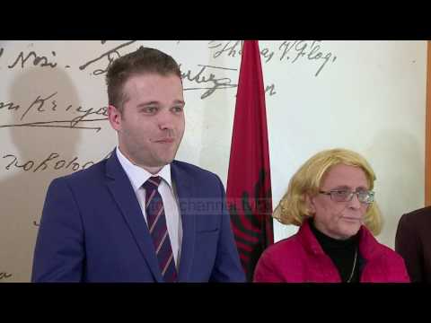 Arkiva e Lasgushit, vajzat dhurojnë dorëshkrimet - Top Channel Albania - News - Lajme