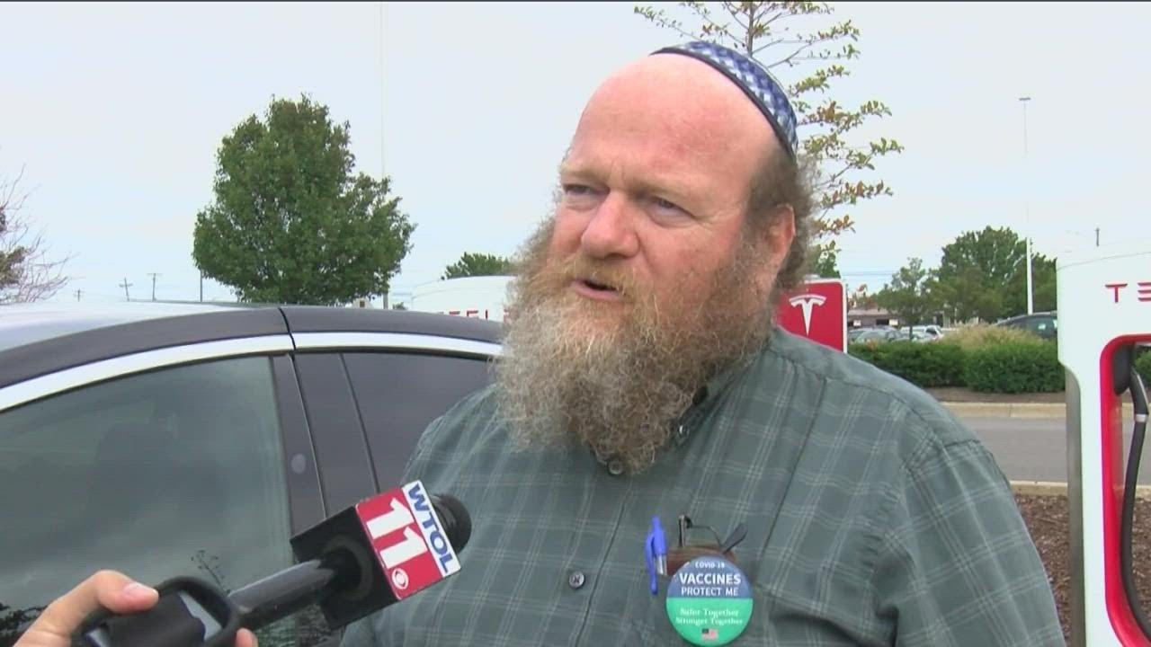 Electric vehicle owners happy about plans for more chargers - YouTube