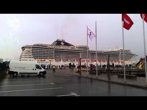 MSC Splendida playing We will rock you / Seven Nation Army