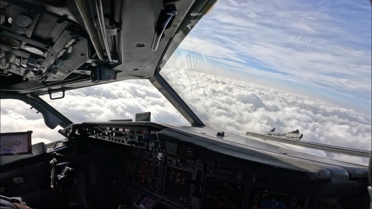 Boeing 737 Pilot View | Landing B737-800 Cockpit Avesome Video - YouTube