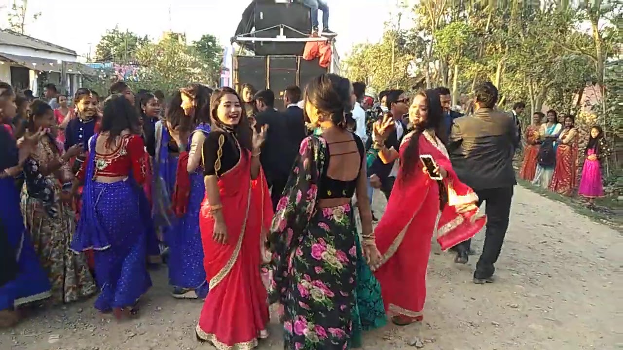 tharu wadding dance on bhojpuri song amarpali re mankre - YouTube