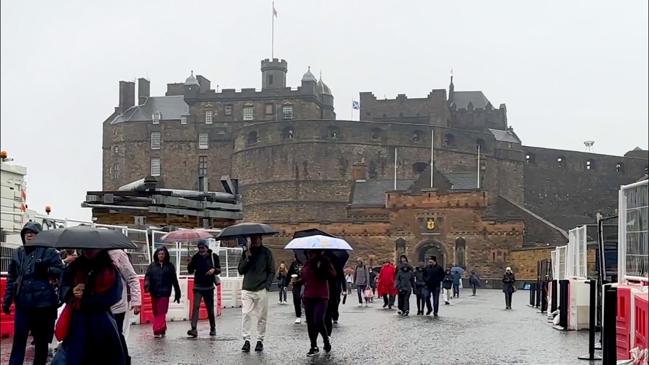 Walking in the Rain in Edinburgh, Scotland | (Binaural City Sounds) 4k ...