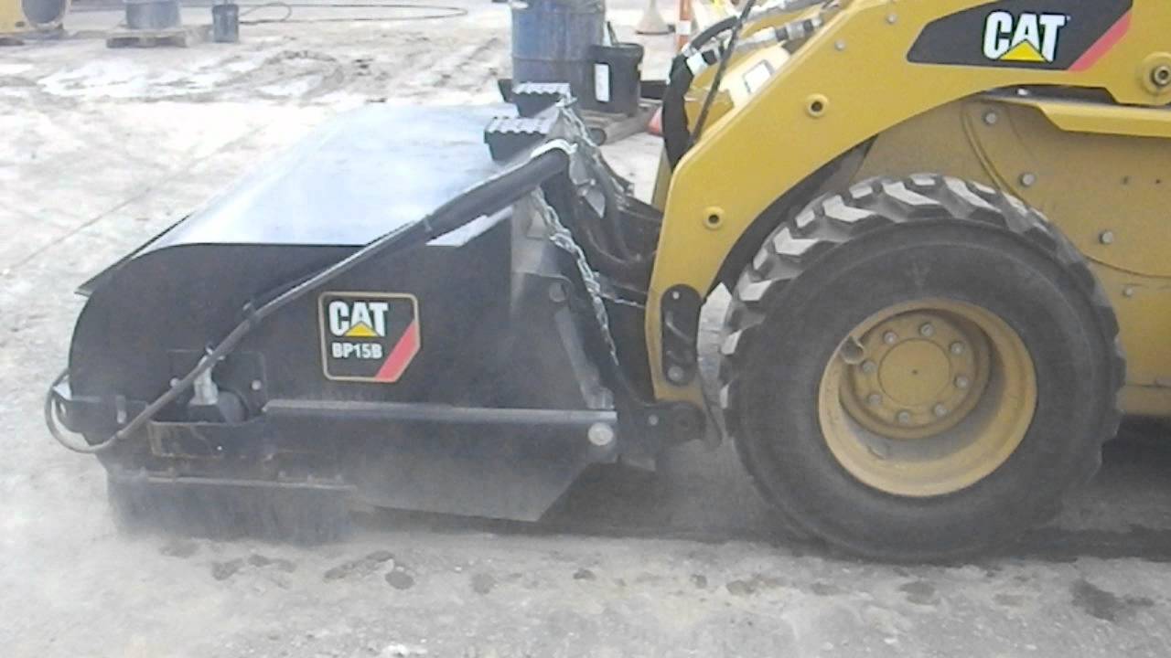 Minicargador con barredora - YouTube