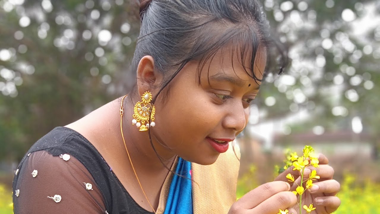 Badi Muskil song // Sona Sunaina Hembrom - YouTube