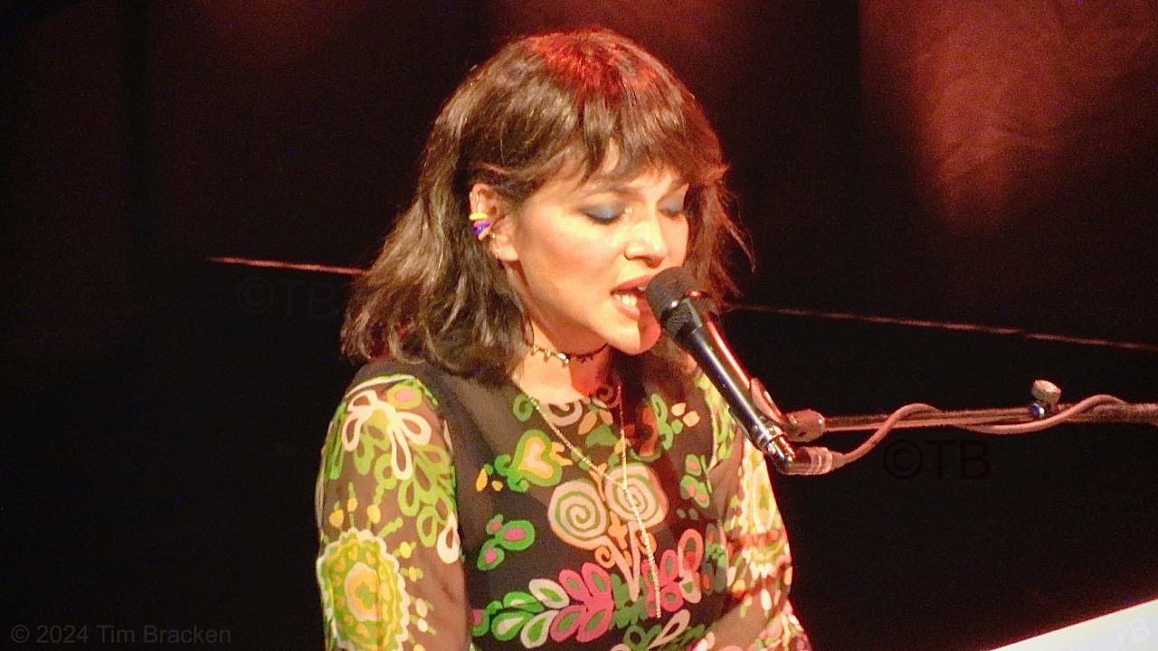 Norah Jones, Drunken Angel (Lucinda Williams cover), live in San ...