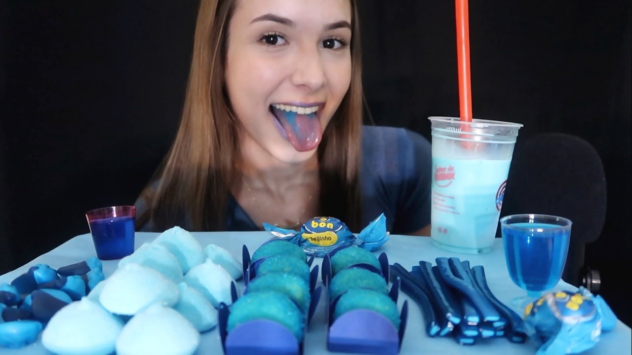 ASMR - DOCES AZUIS (eating sounds) - YouTube
