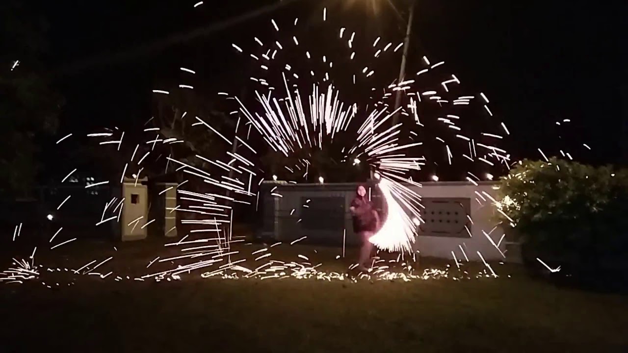 BUNGA API BAJET HARI RAYA - YouTube