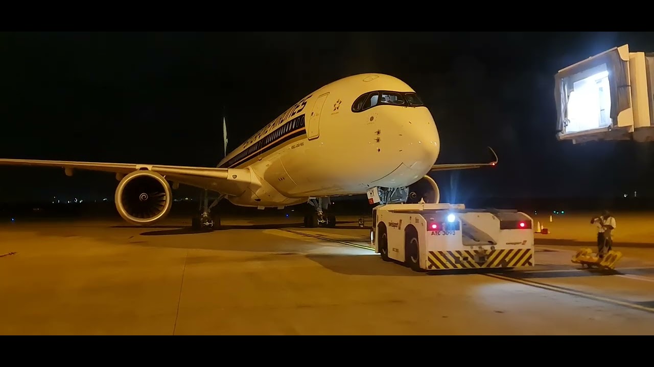 Push Back SIA A350 -900 - YouTube