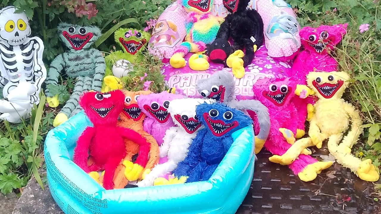 Huggy Wuggy's pool party.#plushtoys #plush #poppyplaytime #huggywuggy # ...