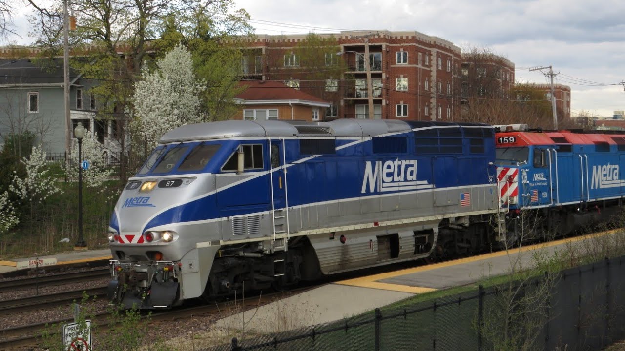 Metra F59phi and F40ph doubleheader in Wheaton - YouTube