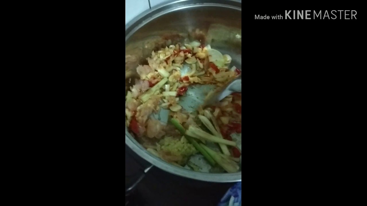 Masak sup hitam (tiyulah itum) - YouTube