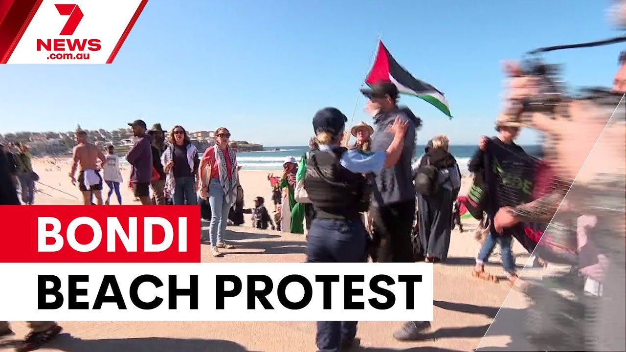 Horse rider waves Palestinian flag on Bondi Beach | 7NEWS - YouTube