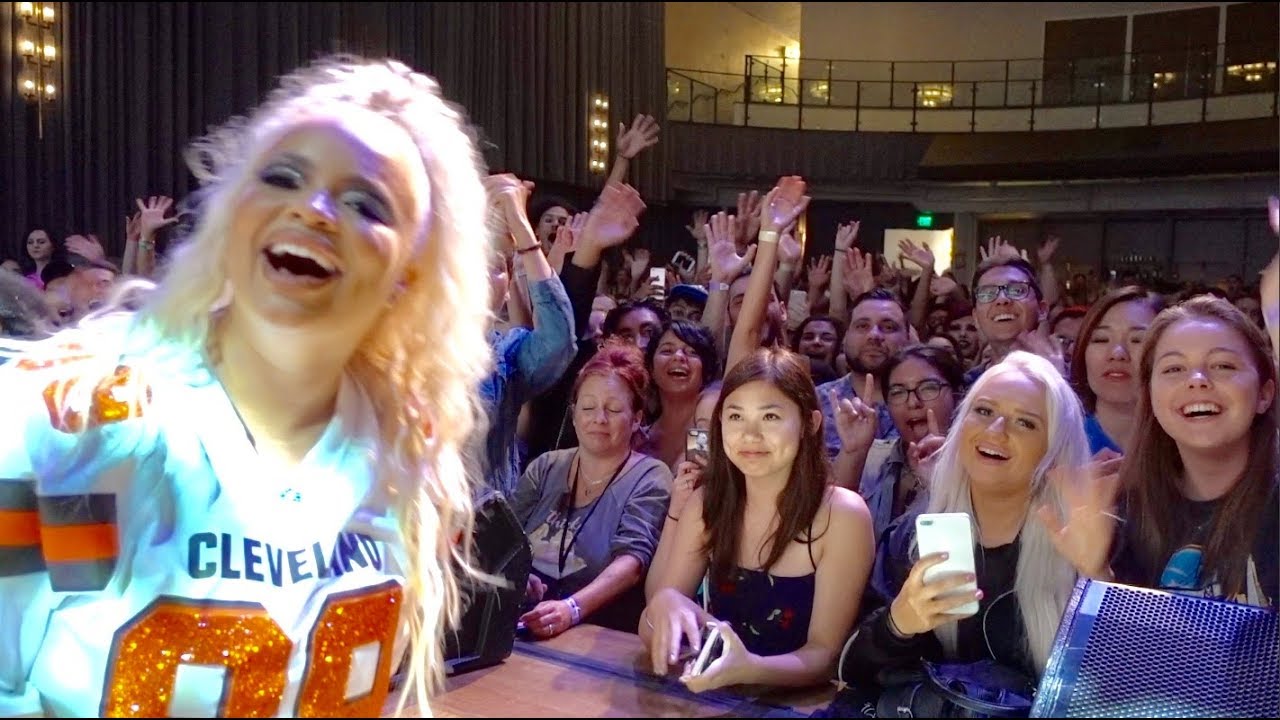 FIRST EVER LIVE MUKBANG! EATING SHOW ON STAGE! - YouTube
