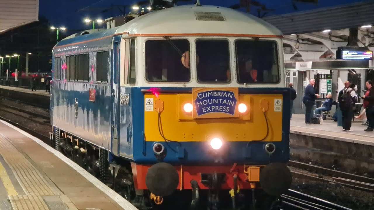 Class 86259 waiting for a signal to go amber at Northampton - YouTube