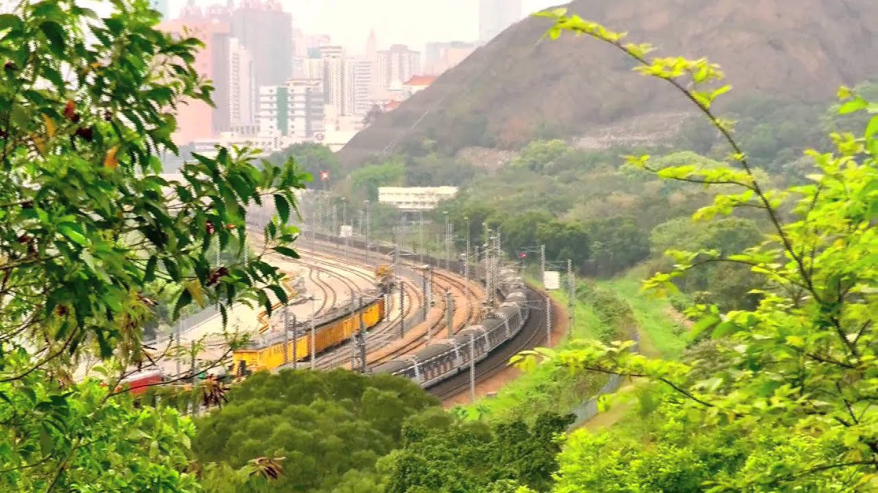 [HD] The Northbound MTR refurbished stock and Southbound MTR SP1900 EMU ...