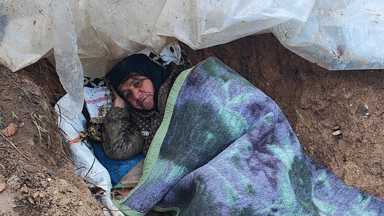 Heavy rain and a grandmother digging a cave alone. A kind operator ...