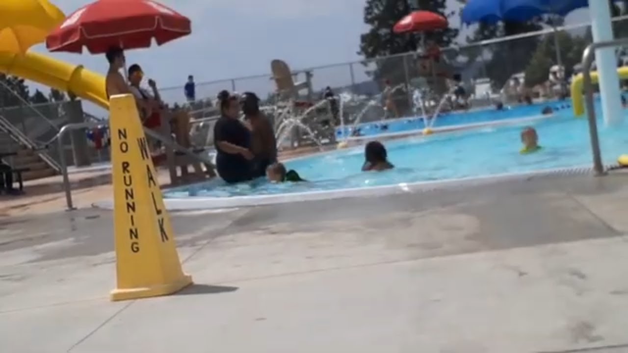 DAY AT THE POOL (FIRST VLOG) - YouTube