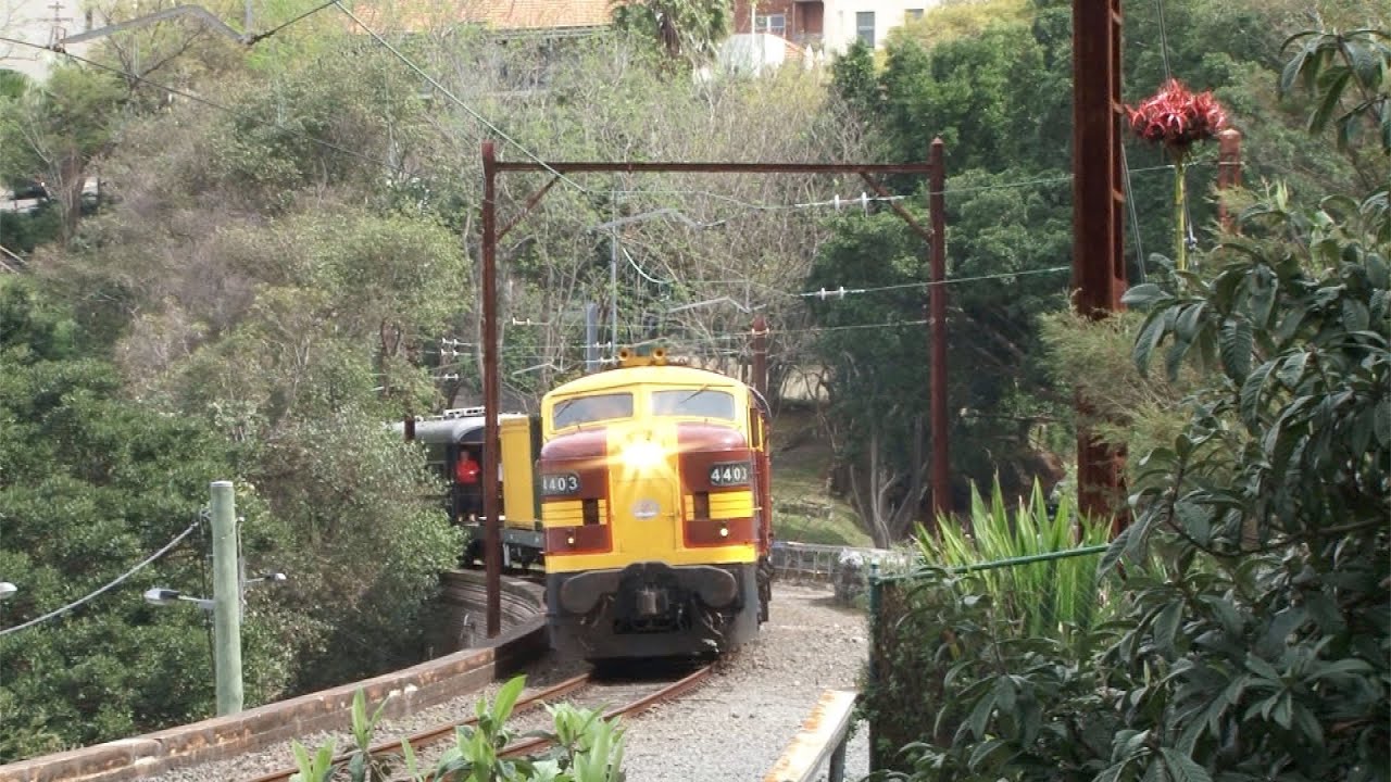 Australian diesel locomotives 4403 & 4903 - Lavender Bay tour ...