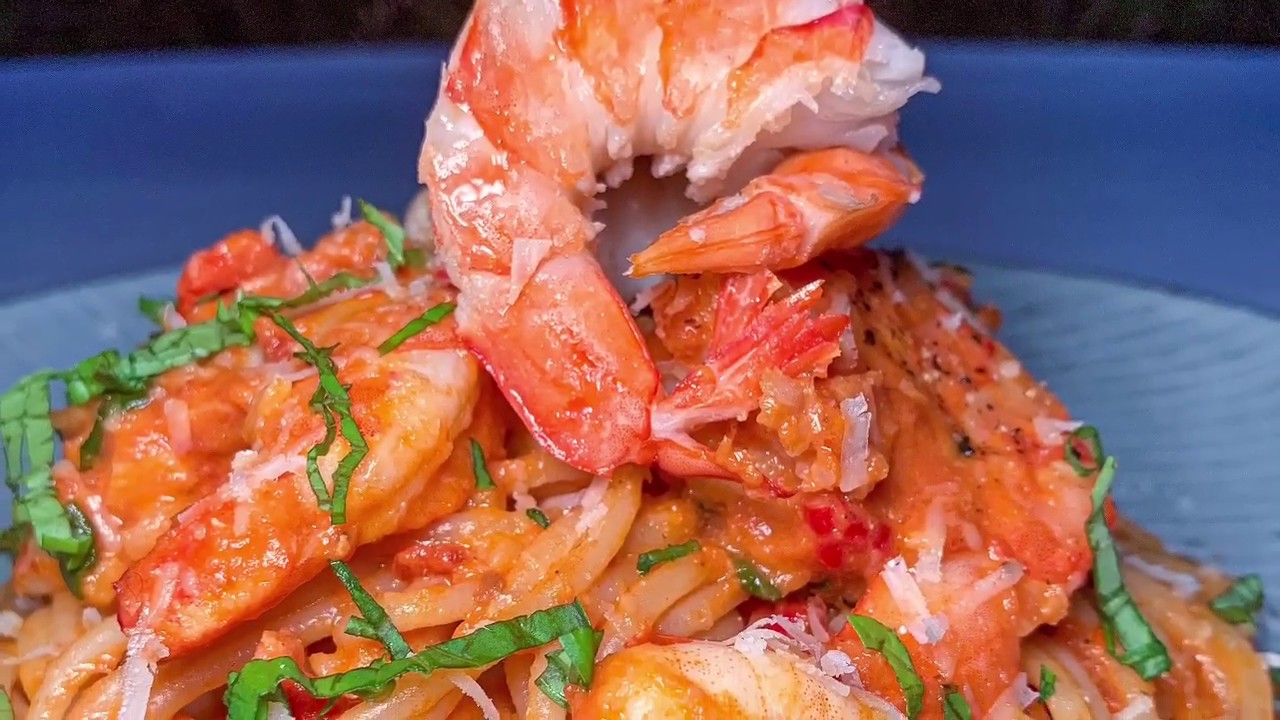 HOW TO MAKE A TASTY HOMEMADE TIGER & KING PRAWN MASCARPONE TOMATO PASTA ...