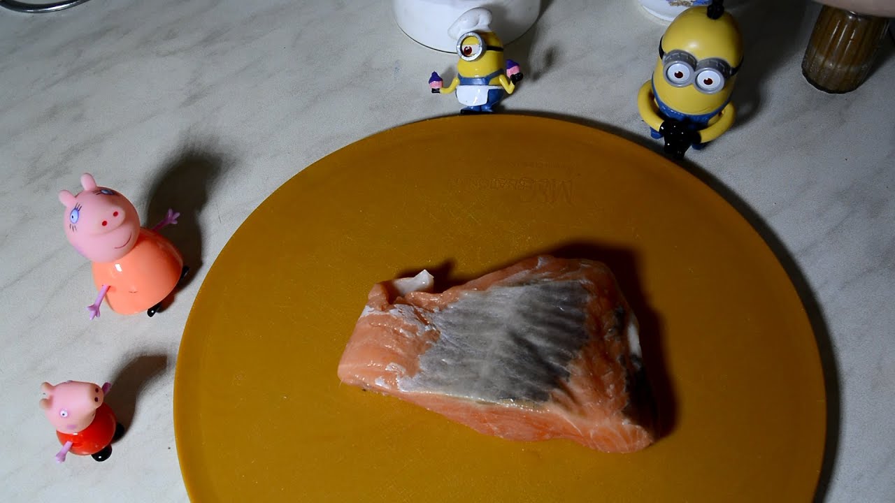 Peppa Pig family and Minions in the kitchen Salmon Fish fry with thyme ...