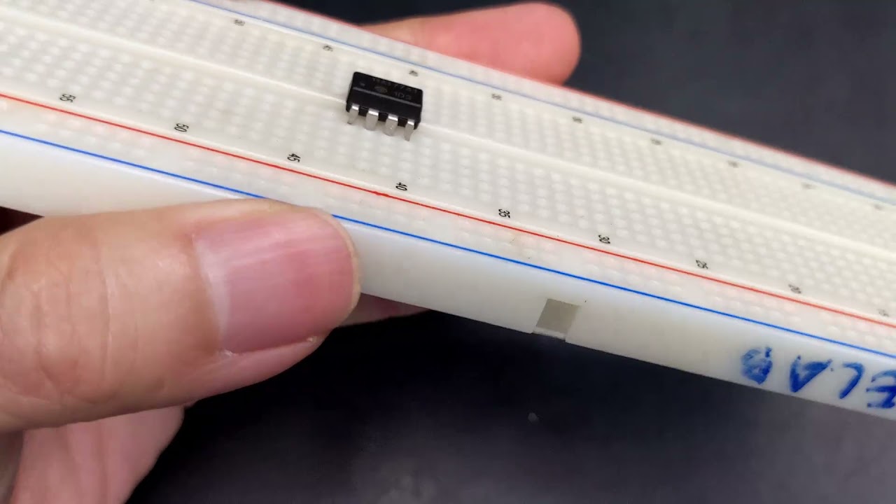 在麵包板上固定 IC 接腳時，極為罕見的錯誤 A rare mistake it may happen when inserting IC ...