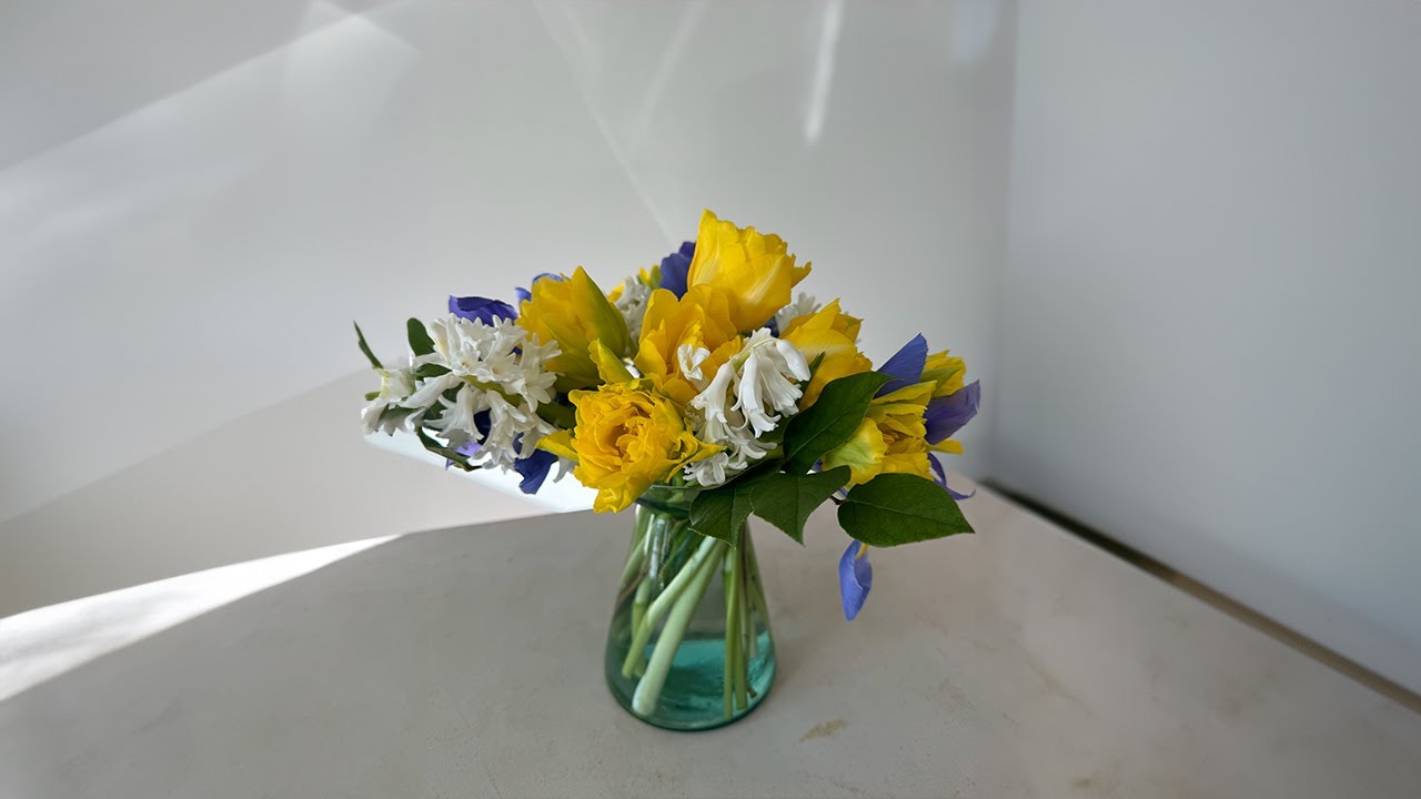 A Simple and Easy Spring Bouquet! - YouTube