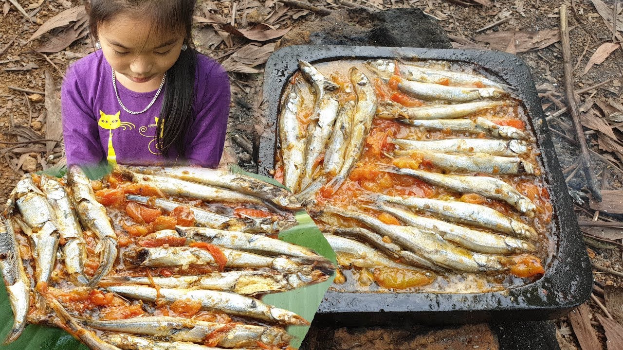 Primitive Technology - Cooking Fish with Tomatoes on a Rock with Little ...