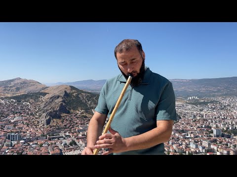 Tokat Gıjgıj Tepesi’nde, bayrak direğinin dibinden Tokat şehir manzarasına nazır ney icrası