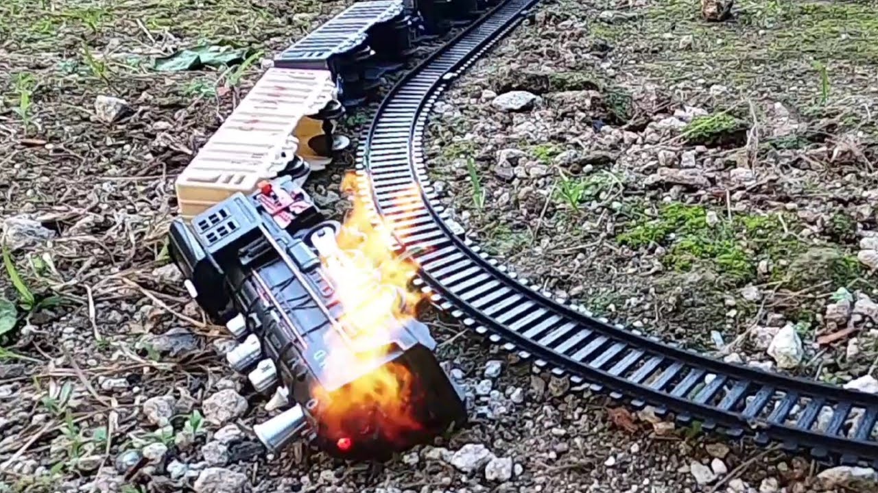 Rail King Train Sets - Steam Train Derailed - YouTube