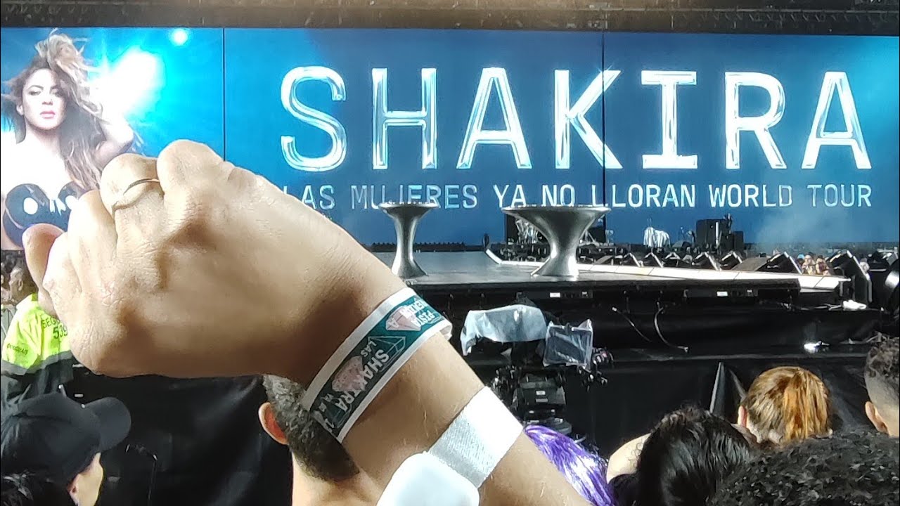Shakira - Waka waka ( This is time for Africa) (live in São Paulo 13/02 ...