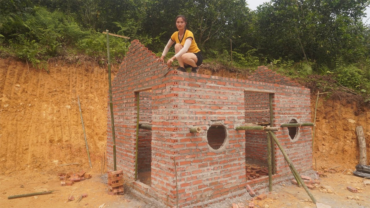 Build house from bricks and cement - Build the top of the roof, Builg ...