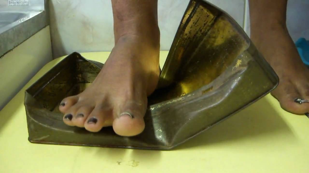 PAULA CRUSHING A METAL BOX - YouTube