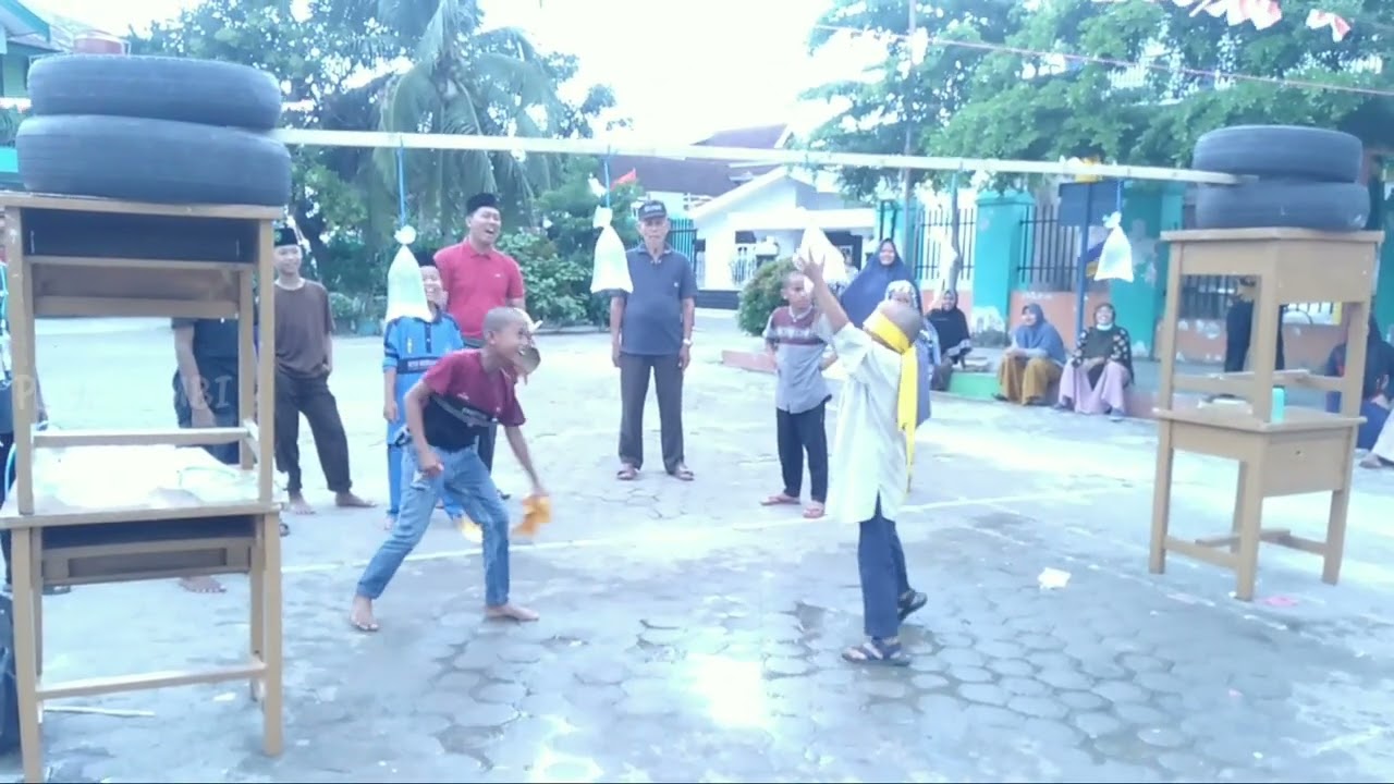 Lomba tutup mata lucu pecahin air dalam plastik gantung - YouTube