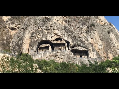 Oklu Kirpi ararken, define avcılarının kazılarına denk geldik