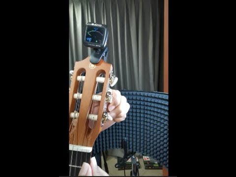 Afinar un Guitalele en Mi estándar (Tuning a Guitalele in E standard ...