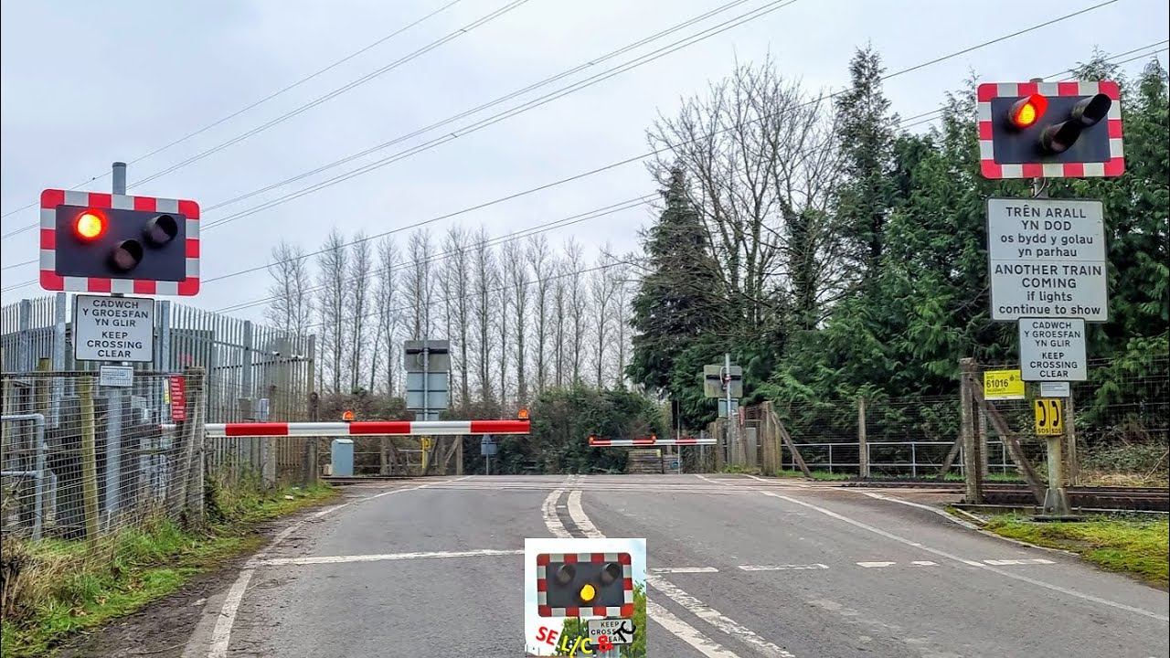 Duffryn Level Crossing, Carmarthenshire - YouTube