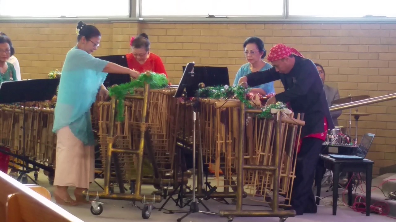 Adelindo Angklung With "The Prayer" - YouTube