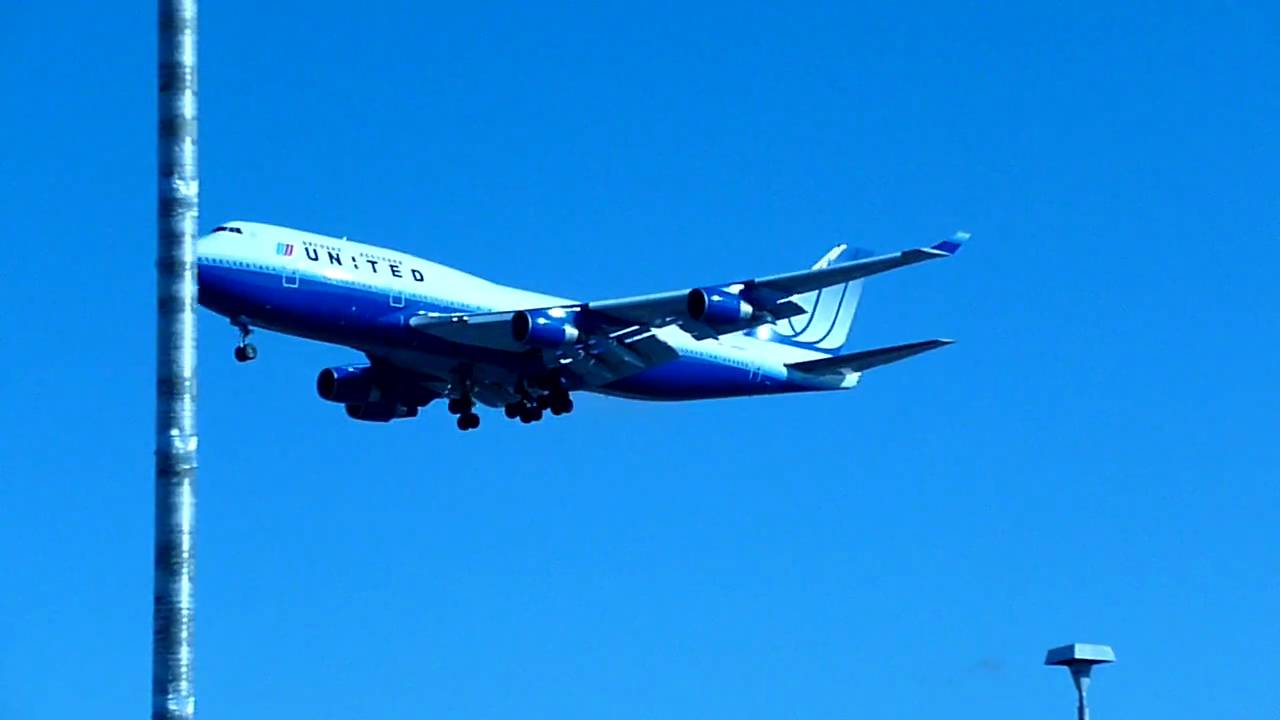 United Airlines Boeing 747 landing at LAX - YouTube