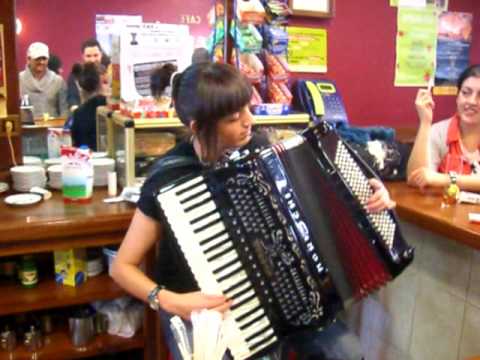 Sarrianos en el mundo, Tania acordeonista da Fonsagrada - YouTube