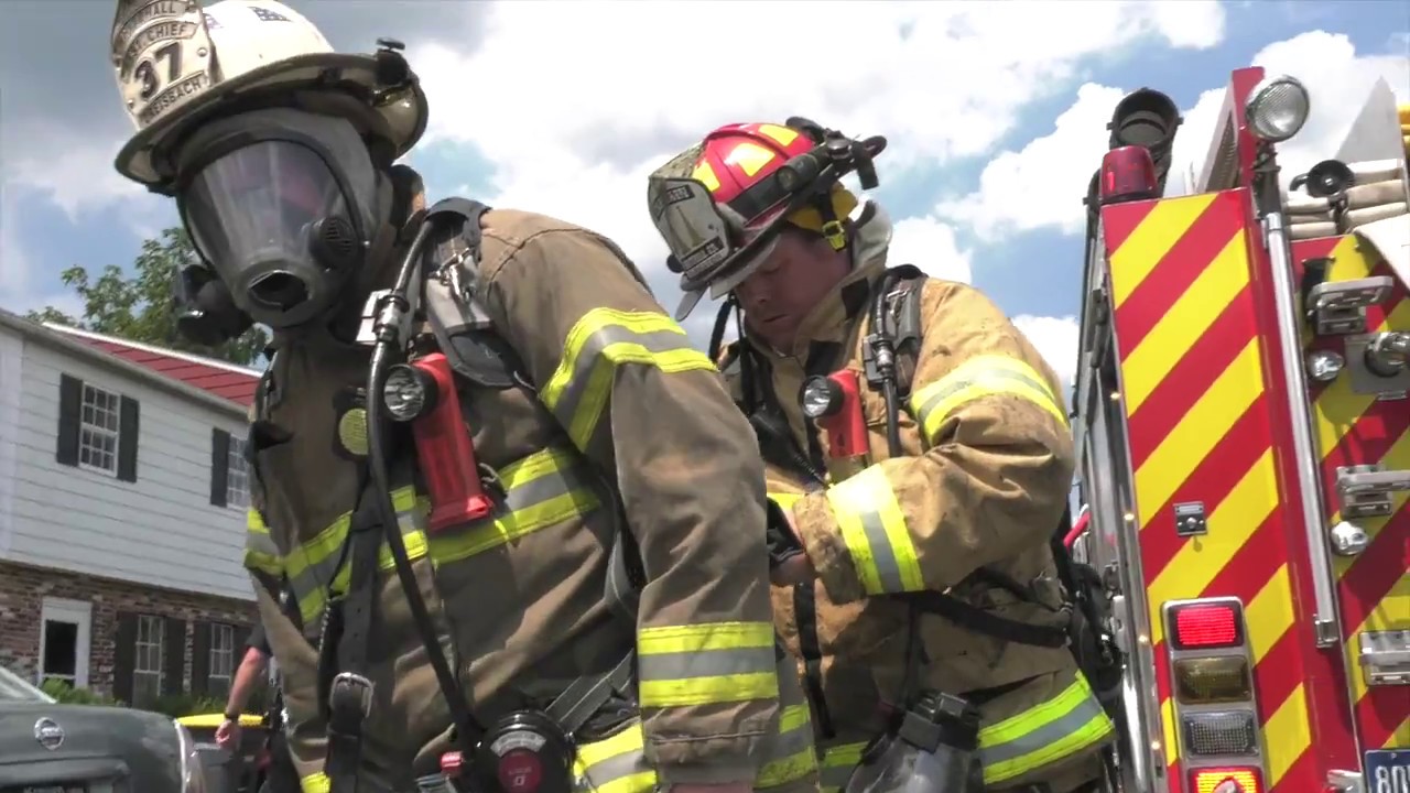 PRE-ARRIVAL: Firefighters arrive to a working basement fire, Whitehall ...