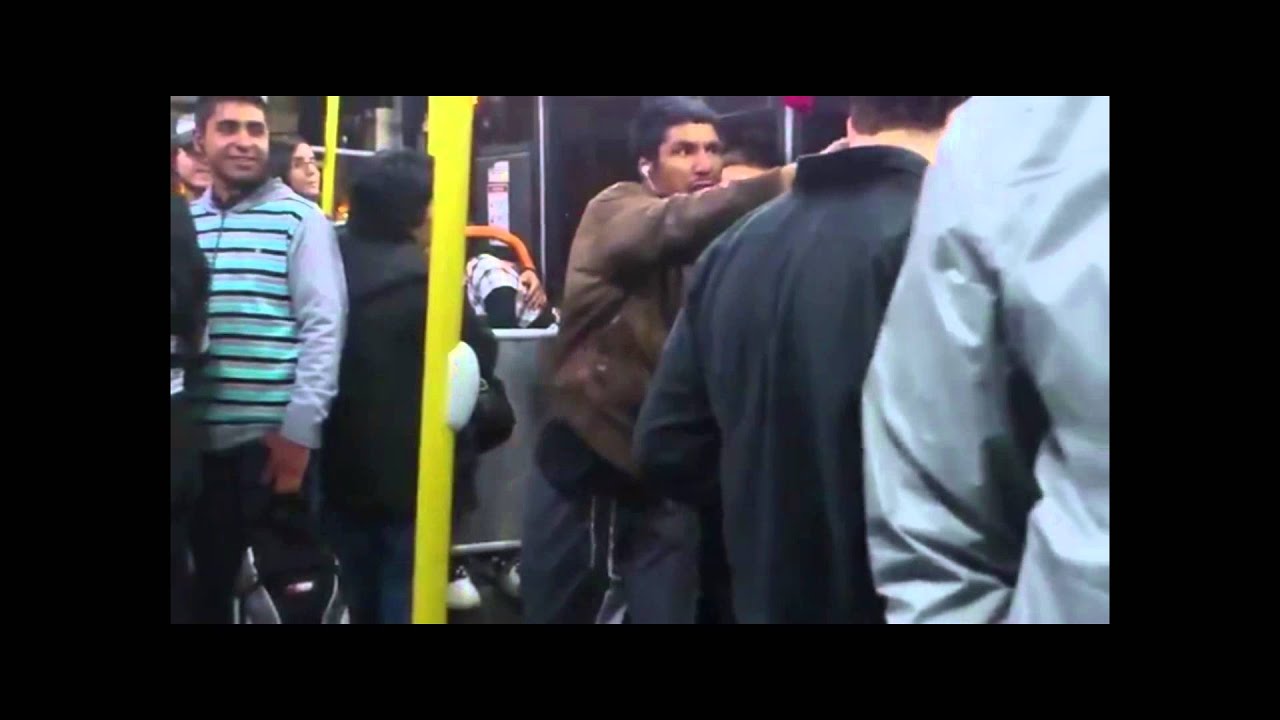 Loco en el bus cantando Asi Fue - Juan Gabriel - YouTube