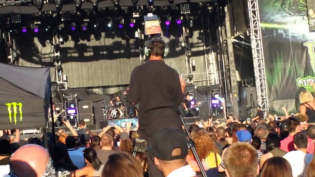 Dave Buckner playing Last Resort with Papa Roach - YouTube