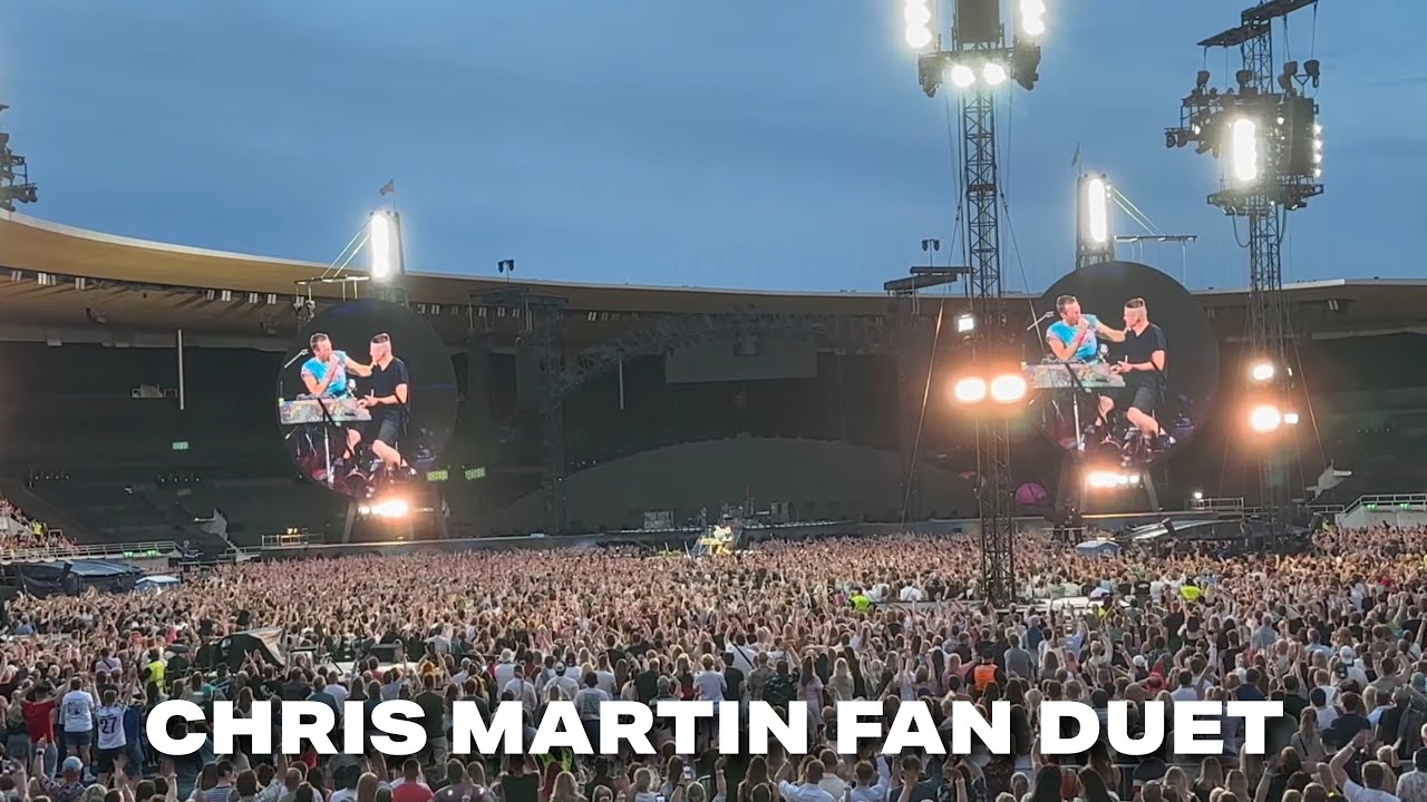 CHRIS MARTIN sings with fan | in COLDPLAY HELSINKI concert - YouTube
