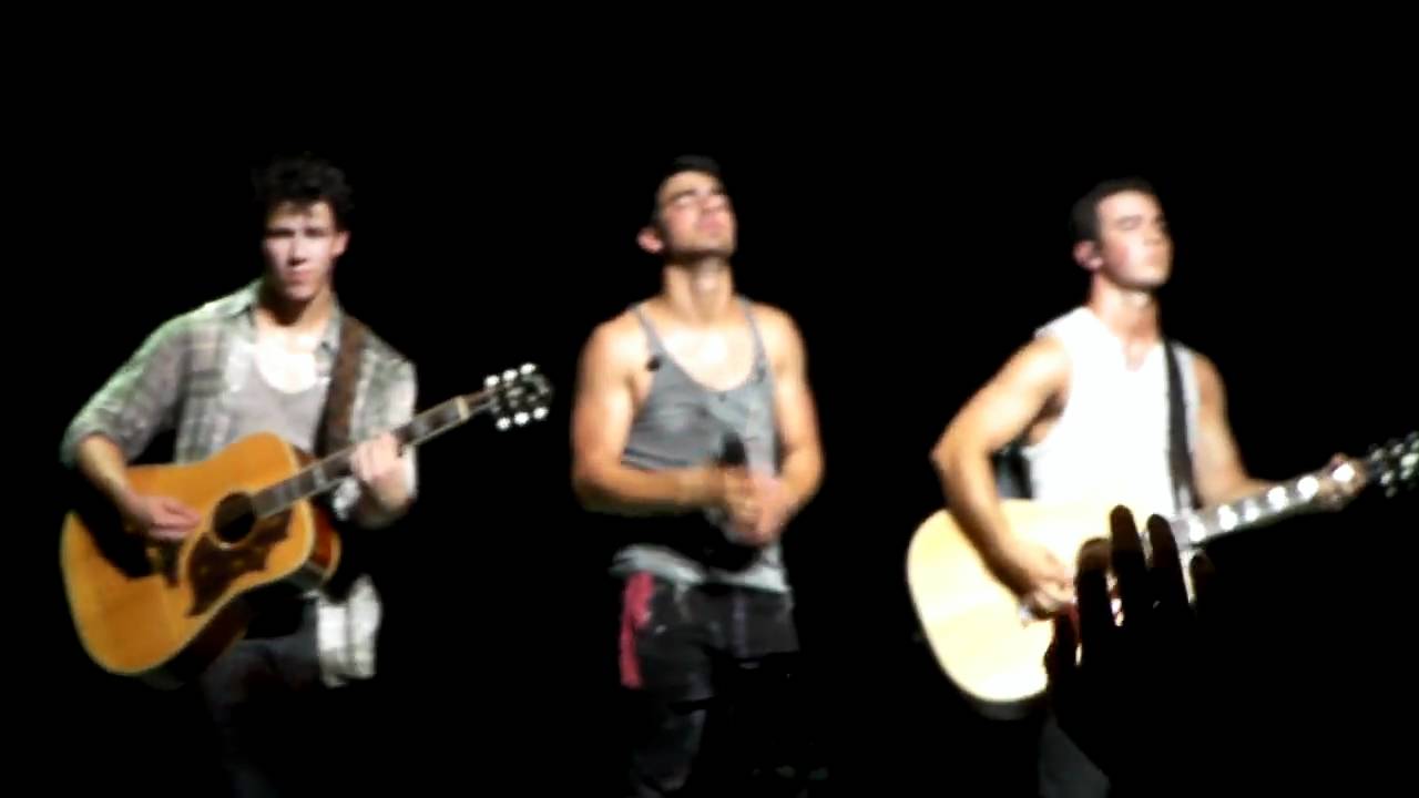 Jonas Brothers - Hello Beautiful - Live In Concert 2010 - YouTube