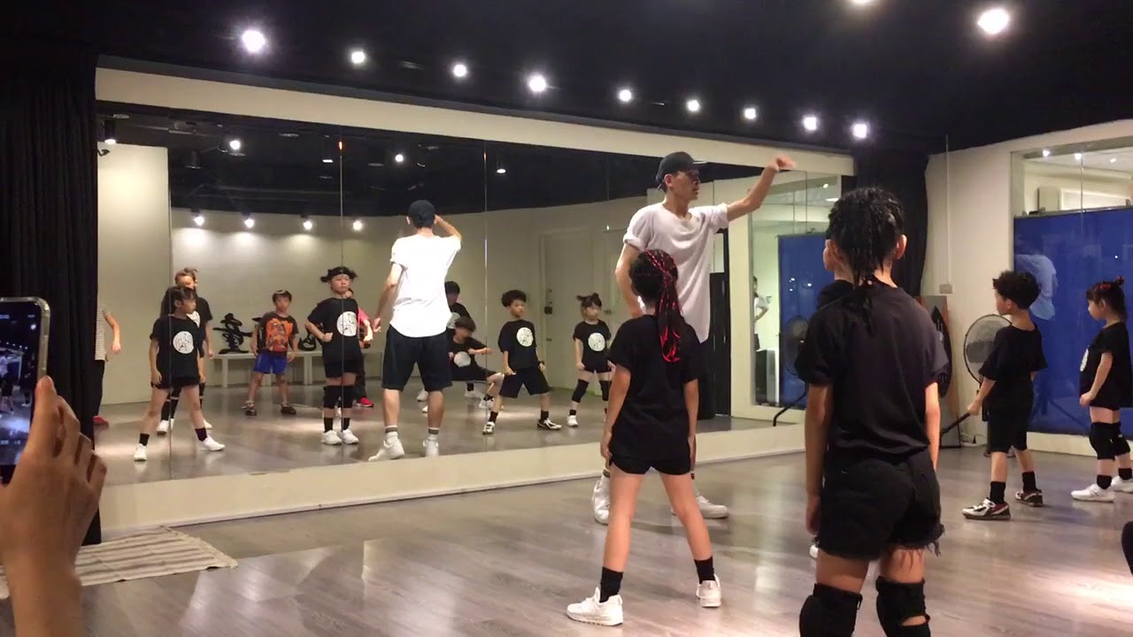 JR dance 180621-3 - YouTube