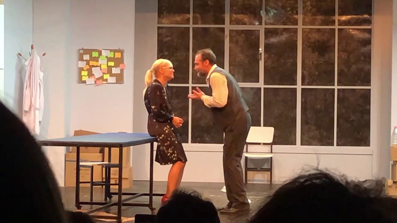 Laura Nezha dhe Alfred Trebicka sjellin "Zogu i zi" në skenën e Teatrit ...