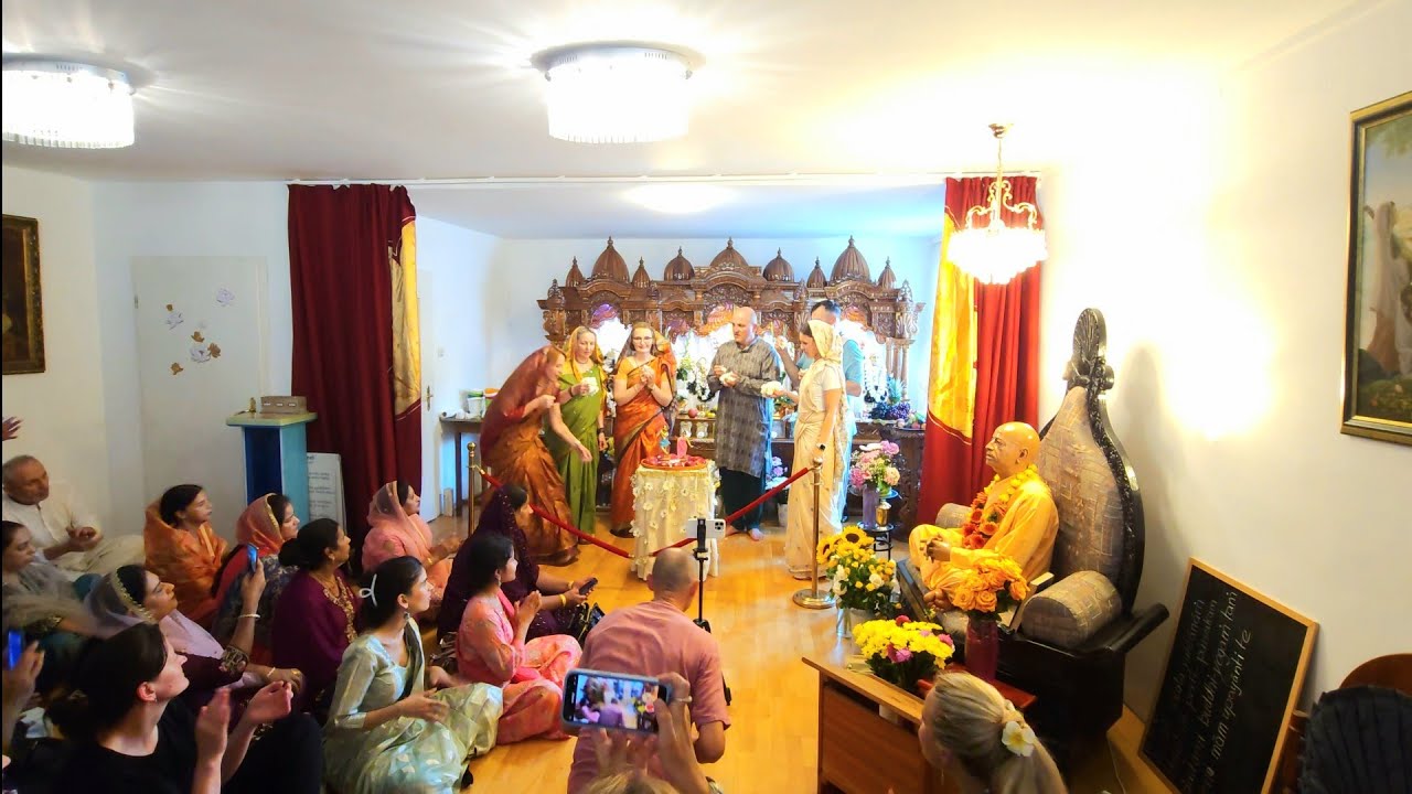 8/ Janmashtami Badezeremonie mit Jayagoura Prabhu im BYZ Harburg am 26. ...